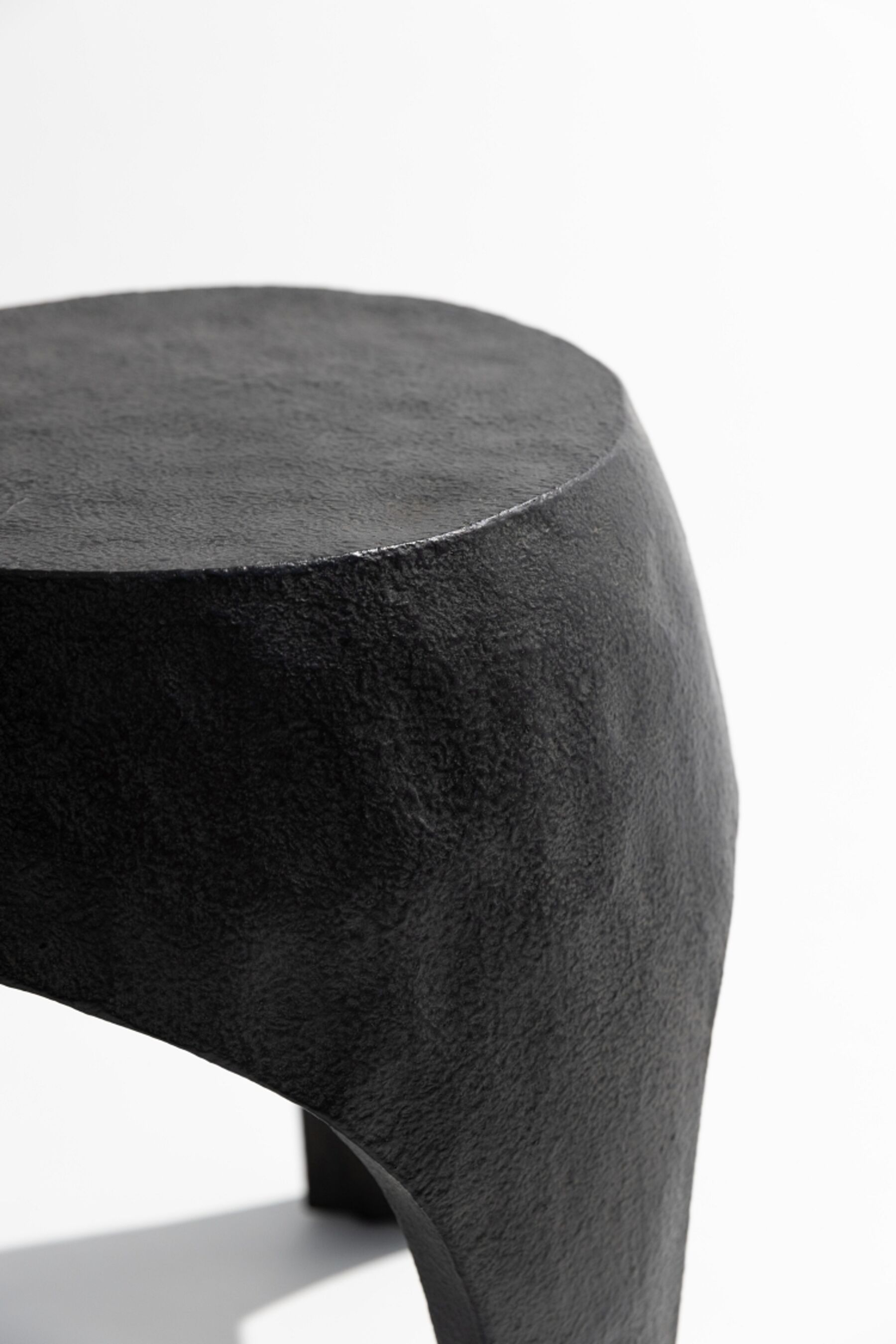 Arp Side Table composite stone, Raven | Gregorius Pineo