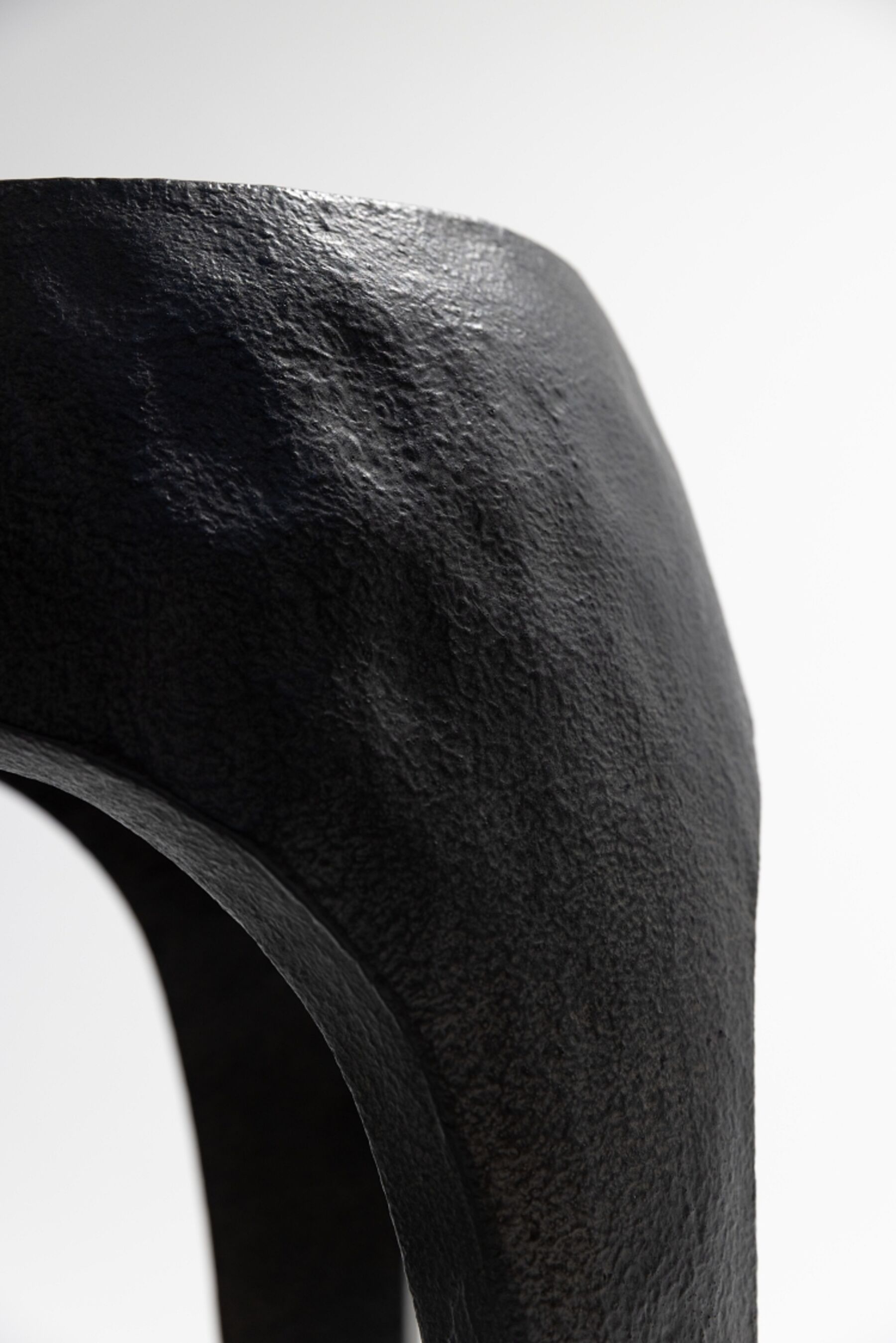 Arp Side Table composite stone, Raven | Gregorius Pineo